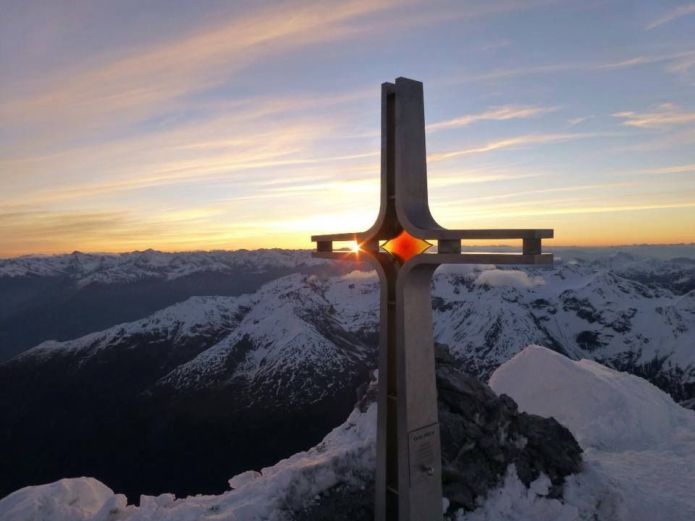 La croce di vetta domina di nuovo le montagne di Solda all'Ortles